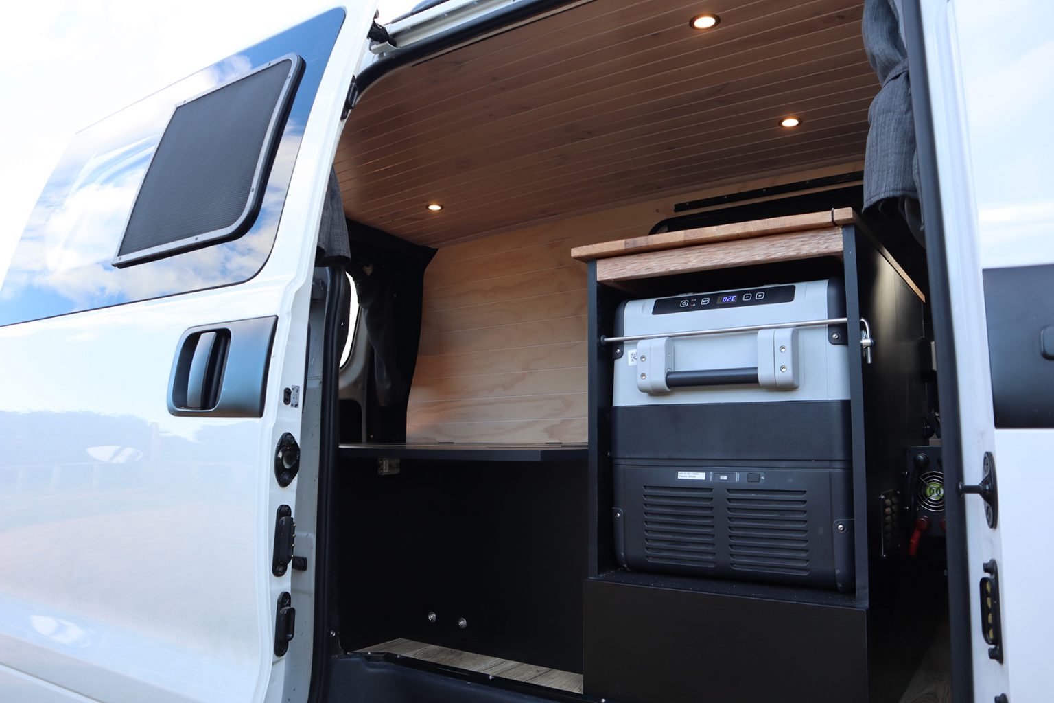 Hyundai iLoad Black - Van Go